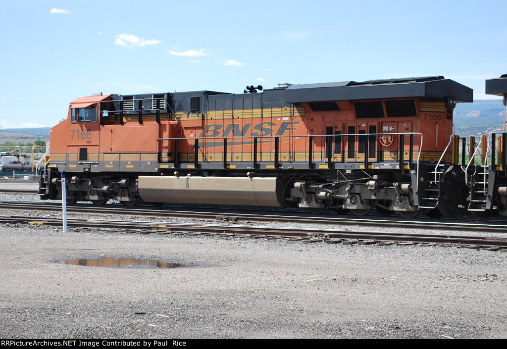 BNSF 7166